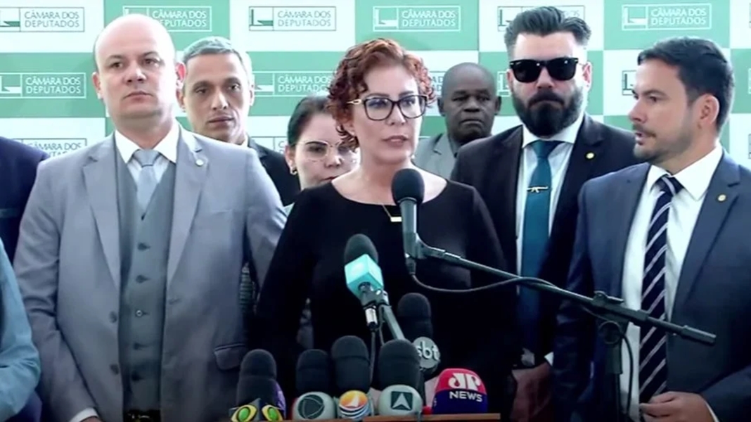 Carla Zambelli é intimada pela PF para depor sobre contratação de hacker